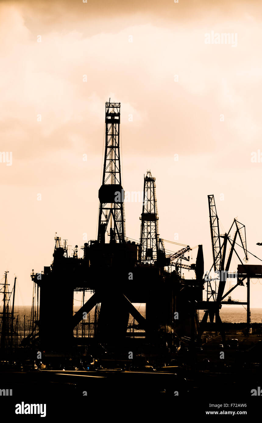 Oil Drilling Rig Silhouette Stock Photo - Alamy