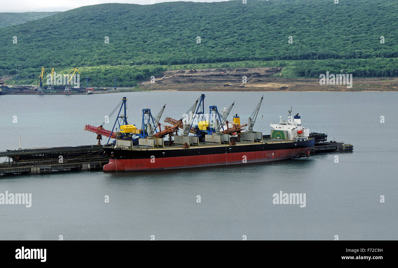 Loading ship conveyor hi-res stock photography and images - Alamy