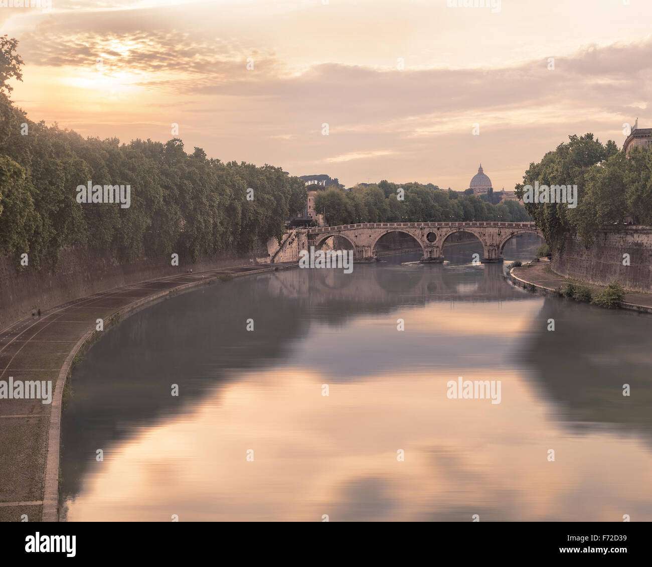 Ponte Sisto bridge in Rome Stock Photo - Alamy