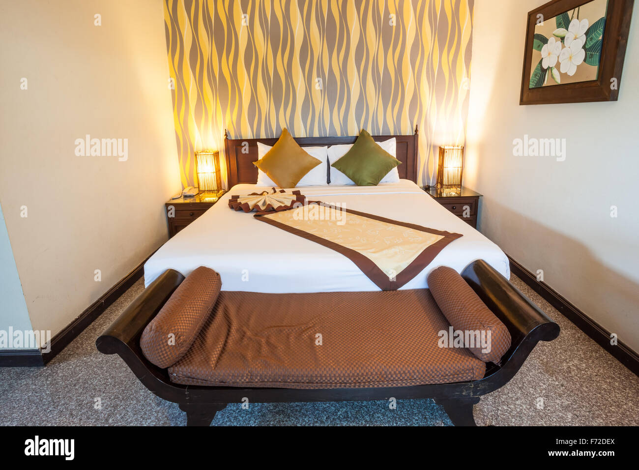 Sheet covered furniture hi-res stock photography and images - Alamy