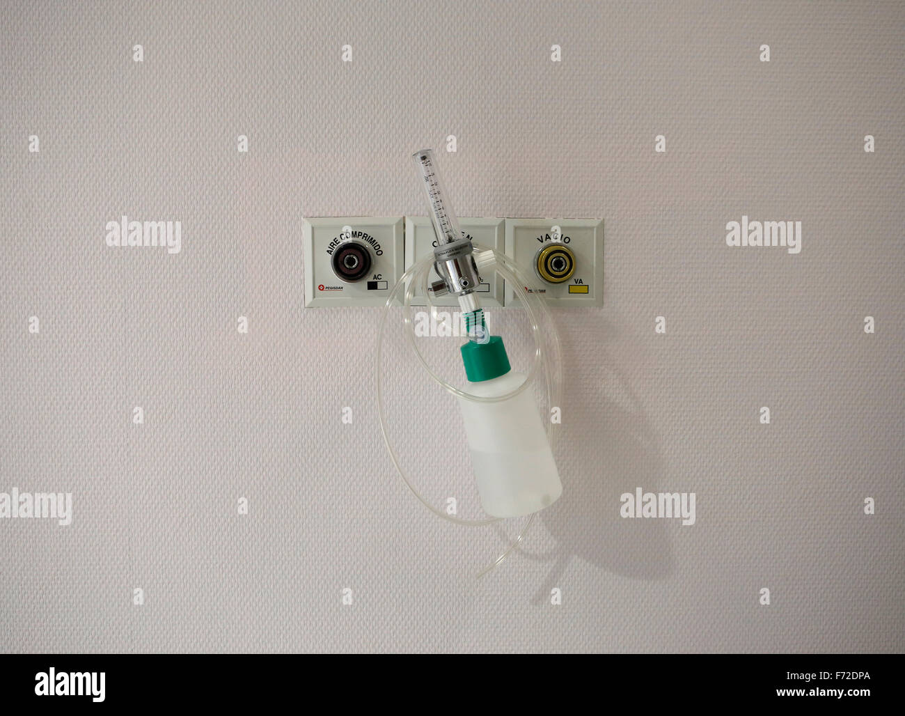 Oxygen tube hospital hi-res stock photography and images - Alamy
