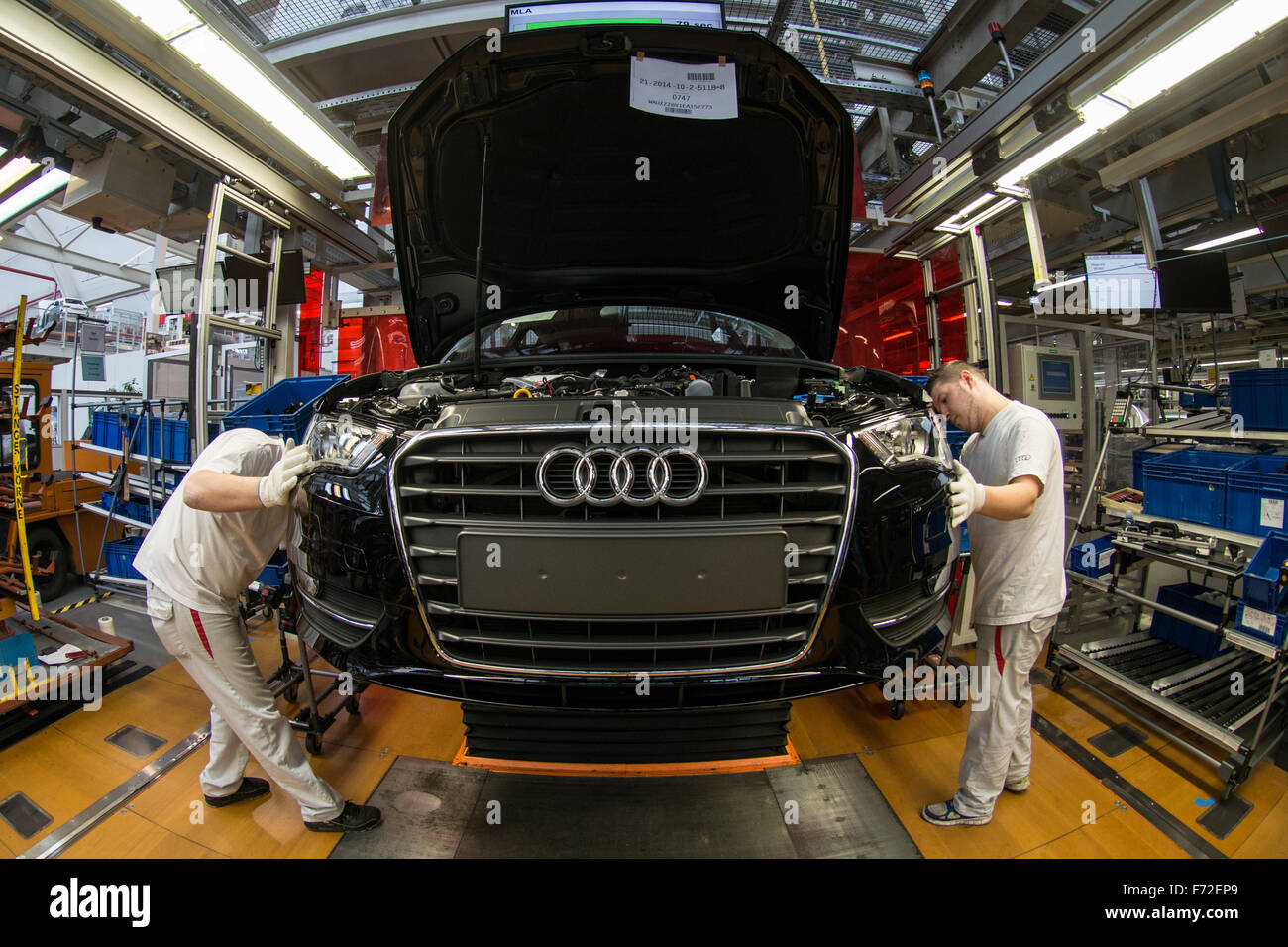 Employees attach bumper audi a3 hi-res stock photography and images - Alamy