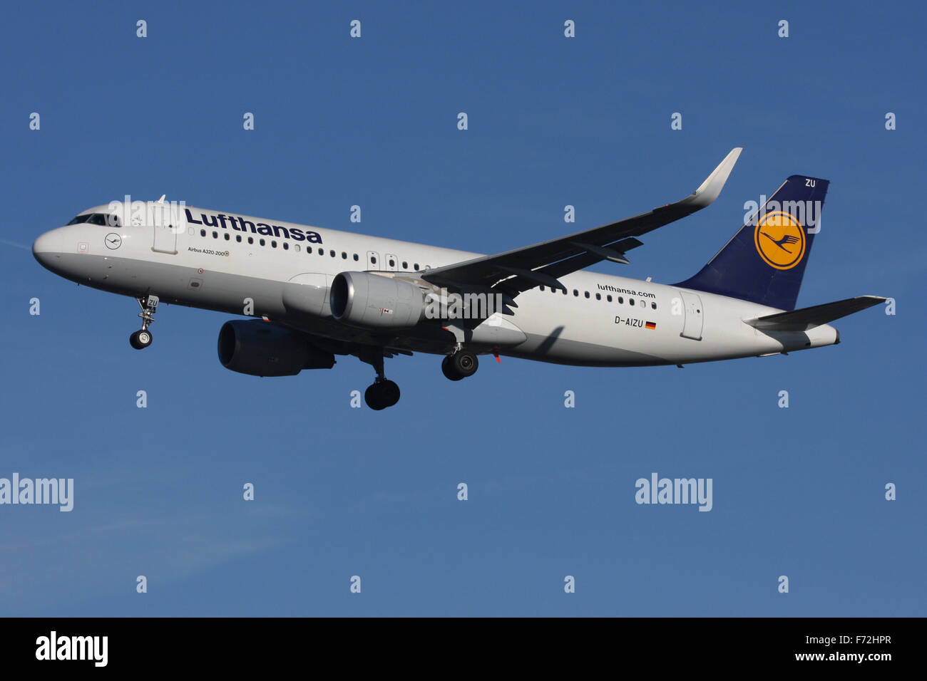 Lufthansa a320 landing hi-res stock photography and images - Alamy