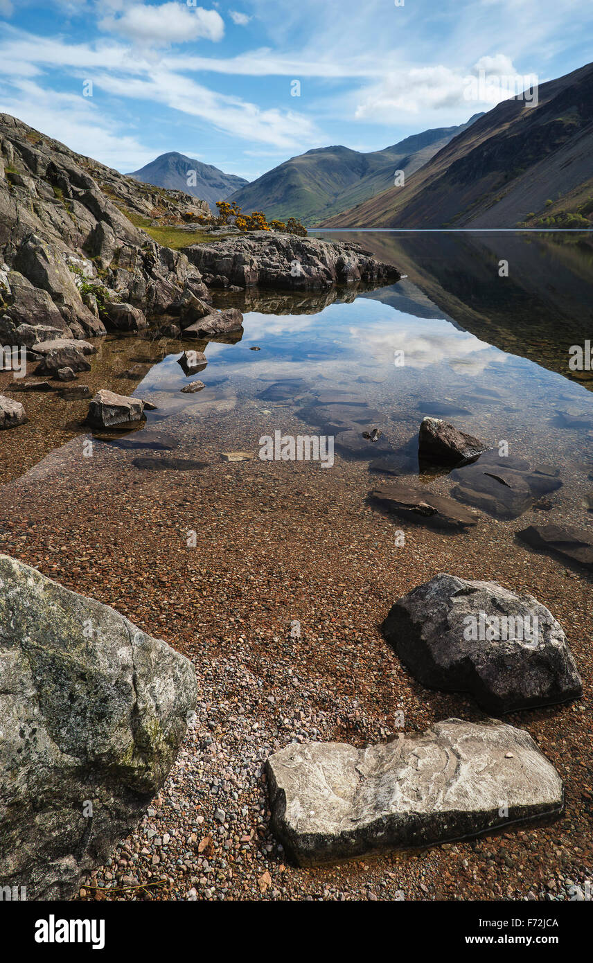 Stunning landscape of Wast Water and Lake District Peaks on Summer day ...