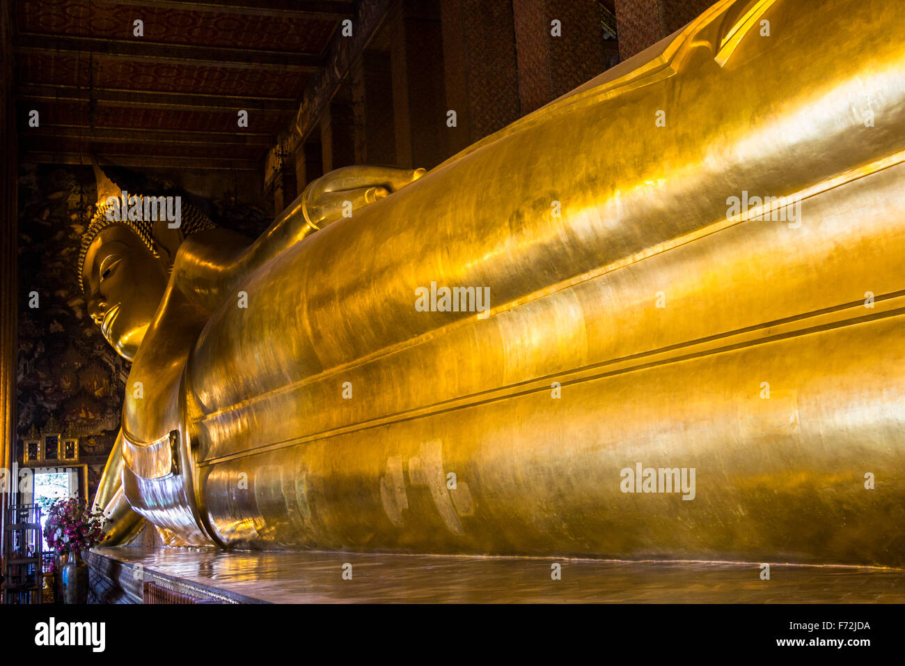 Big lying buddha at Wat Pho Stock Photo - Alamy