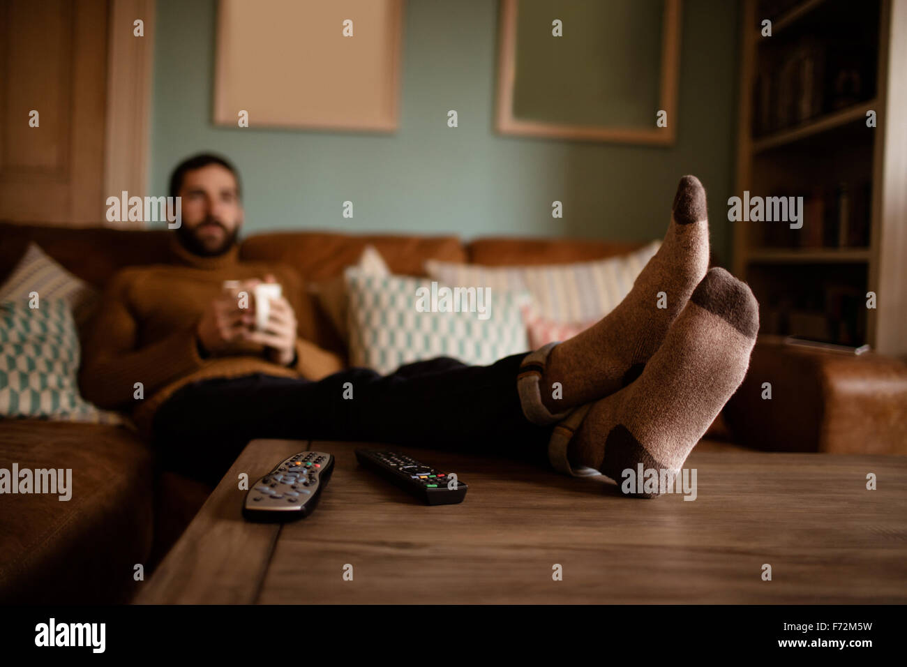 Man watching tv hi-res stock photography and images - Alamy