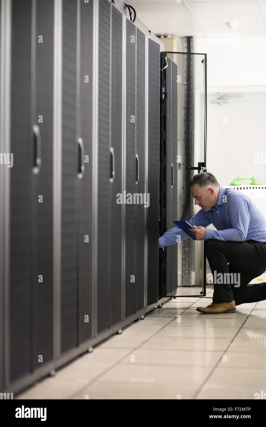 Data center tech kneeling server hi-res stock photography and images ...