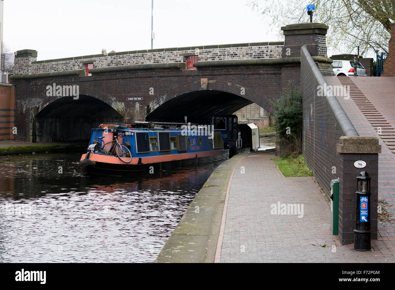 St. Vincent Street Bridge, BCN Old Main Line canal, Birmingham, UK ...