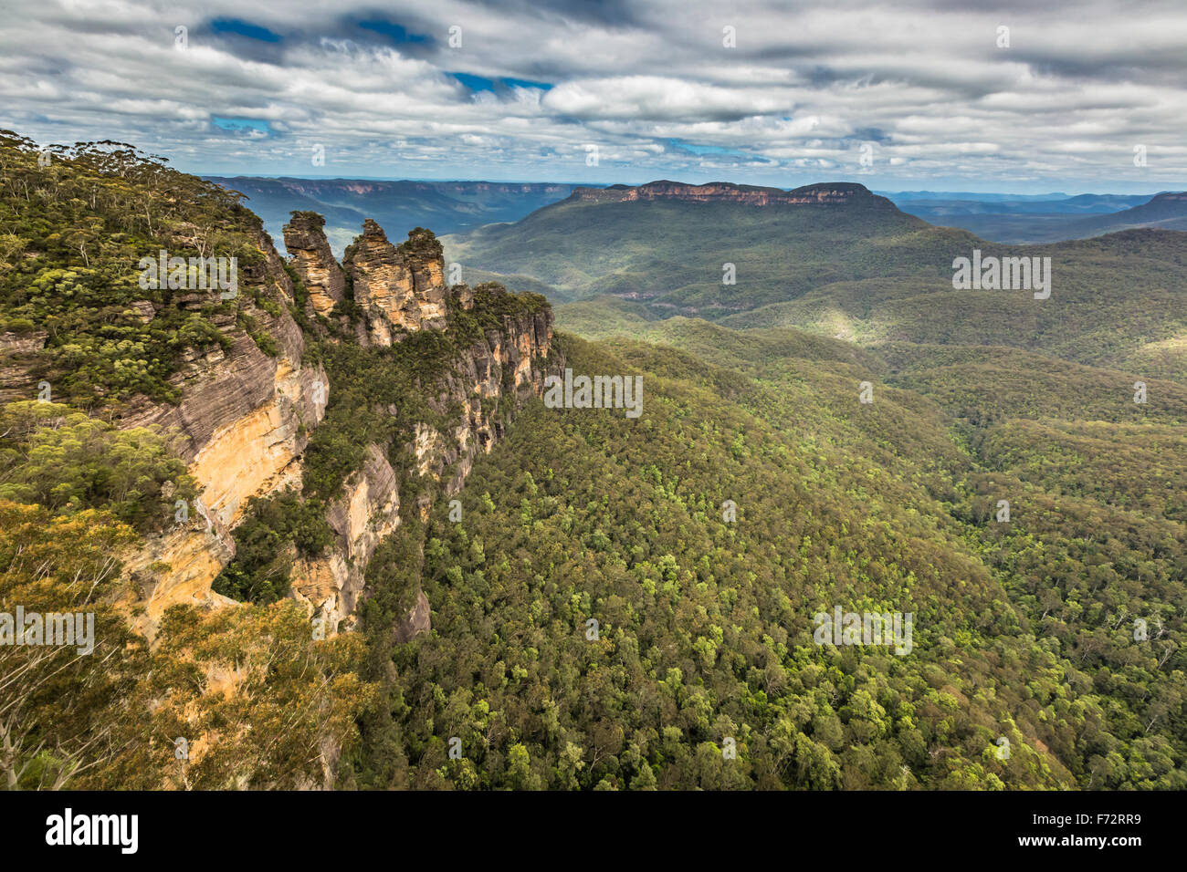 The famous Three Sisters rock formation in the Blue Mountains National ...