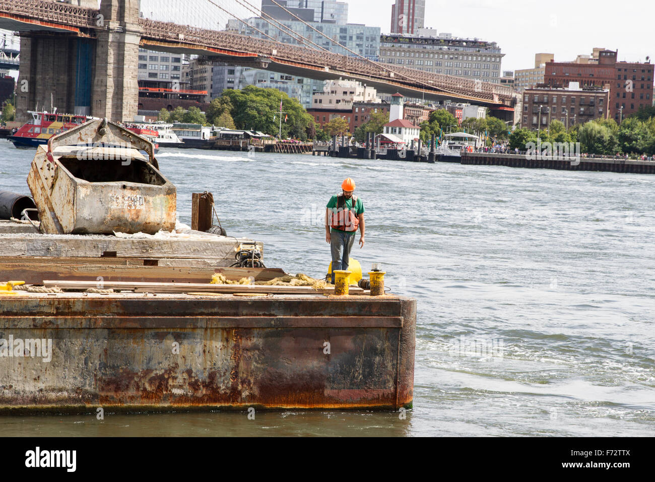 Mooring operations hi-res stock photography and images - Alamy