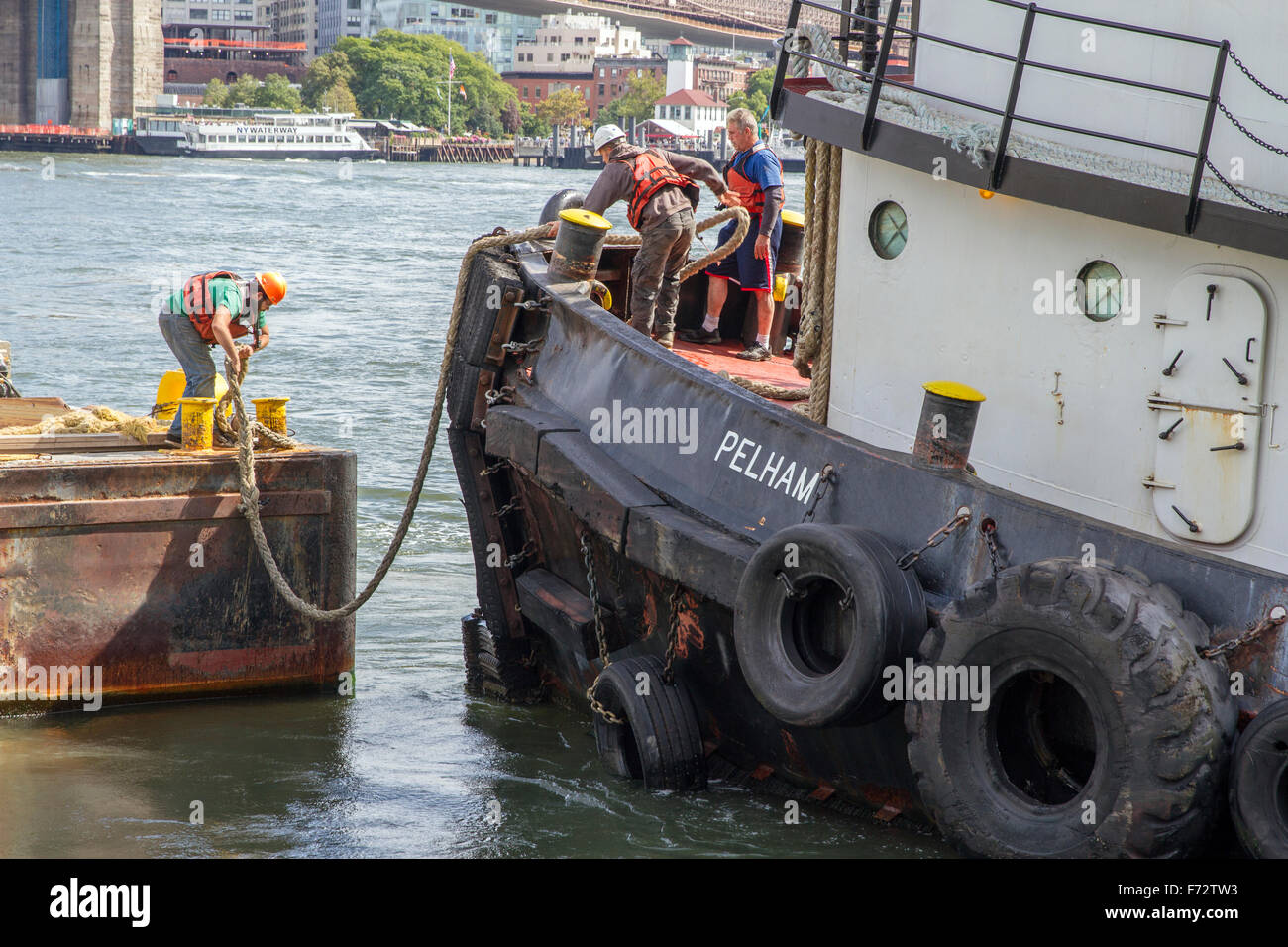 Mooring operations hi-res stock photography and images - Alamy
