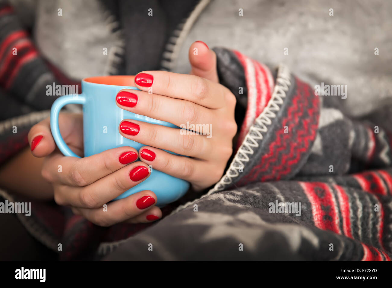 Hands holding mug hi-res stock photography and images - Alamy
