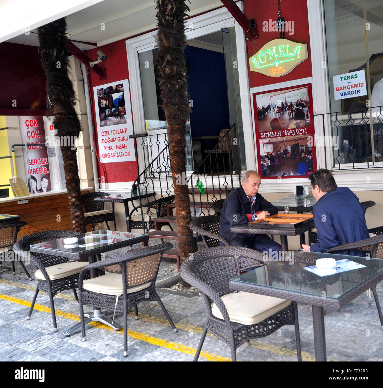 Men playing backgammon in Istanbul, Turkey Stock Photo - Alamy