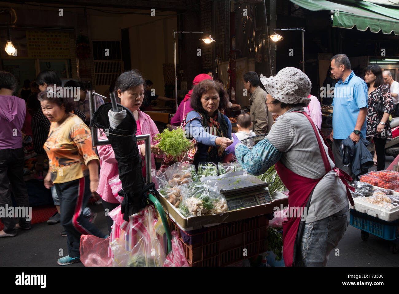 outdoor vegetable stall taipei taiwan Stock Photo - Alamy