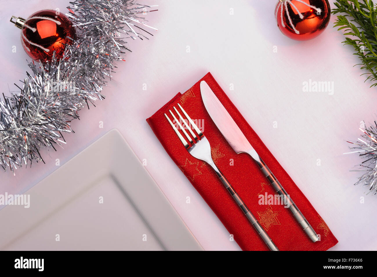Seasonal christmas dinner table. Single place setting Stock Photo - Alamy