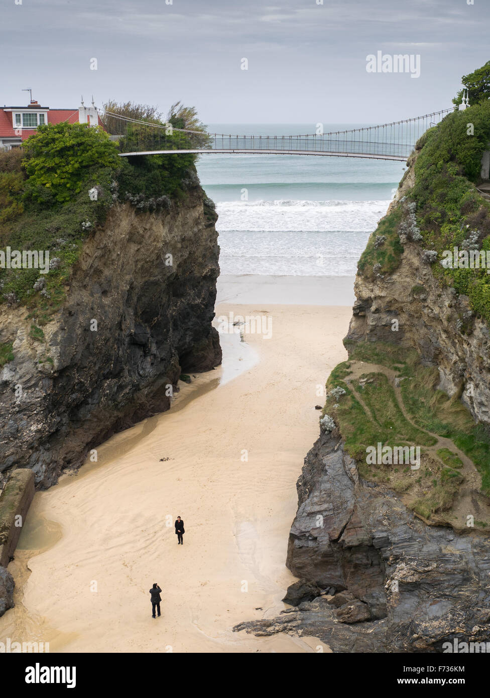 Newquay beach bridge hi-res stock photography and images - Alamy