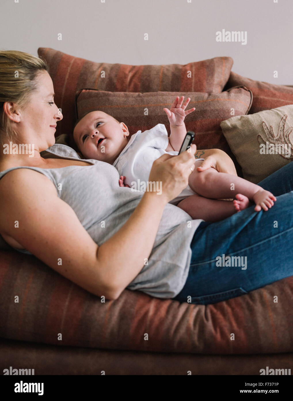 Hand holding phone back hi-res stock photography and images - Alamy