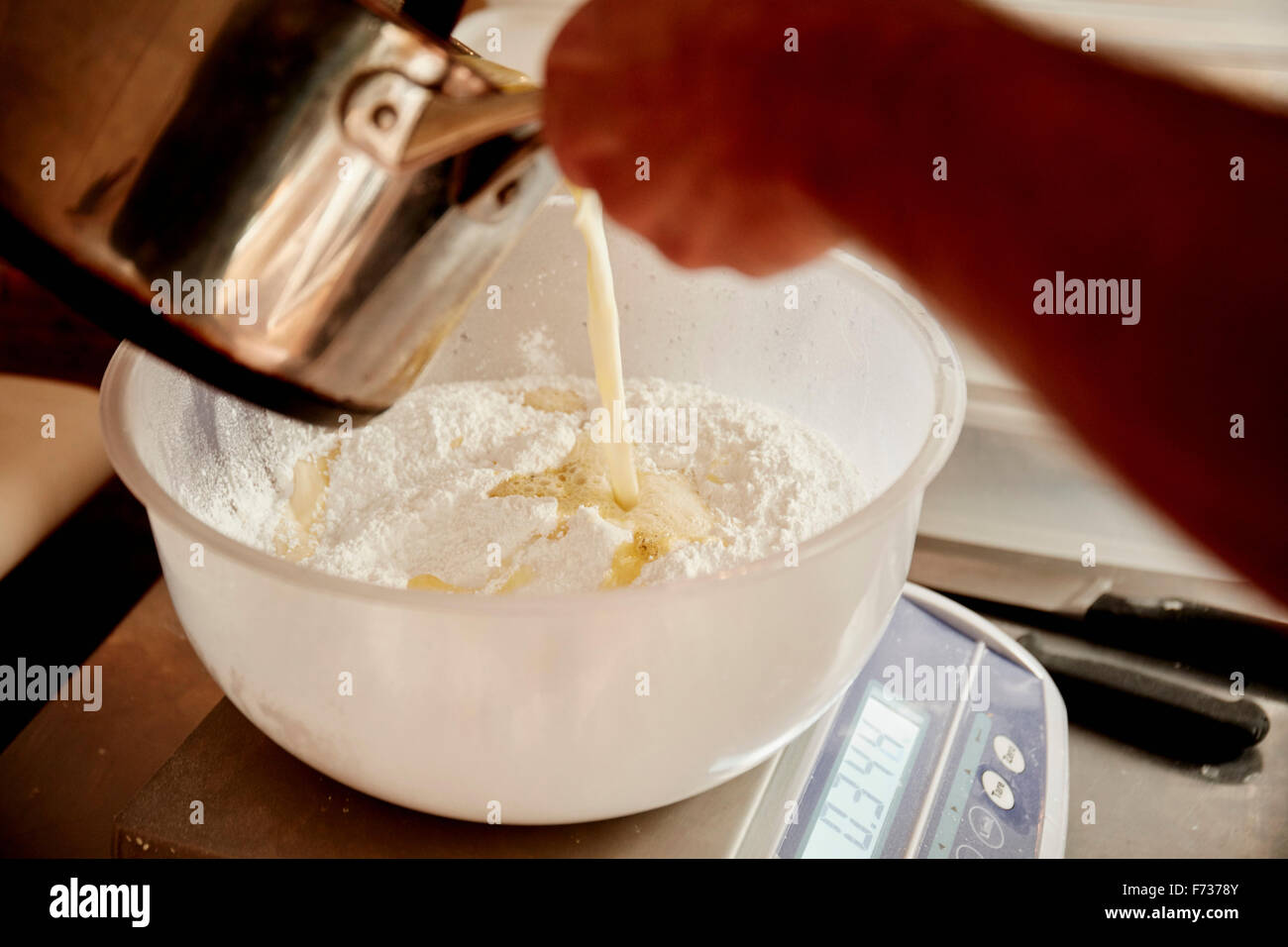 Pouring flour into bowl hi-res stock photography and images - Alamy