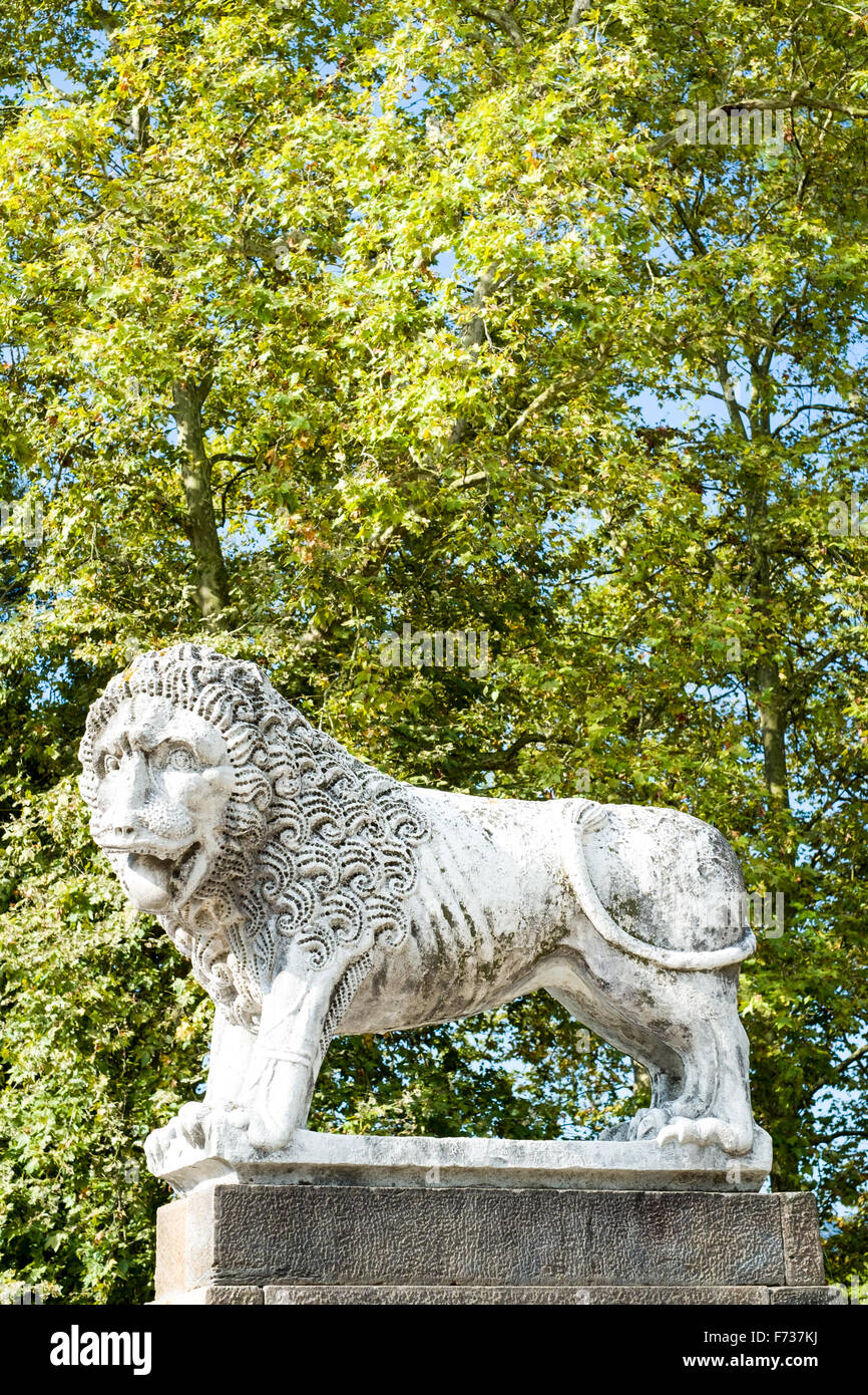 Stone lion and statue hi-res stock photography and images - Alamy