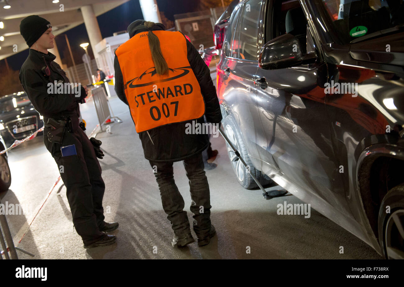 Munich, Germany. 24th Nov, 2015. Police and security staff check ...