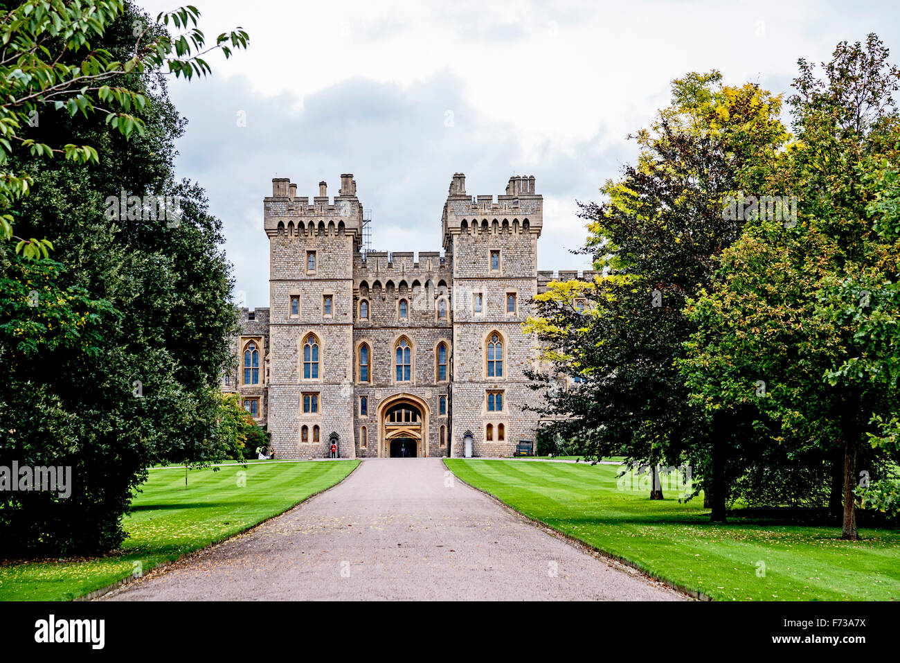 Windsor castle hi-res stock photography and images - Alamy