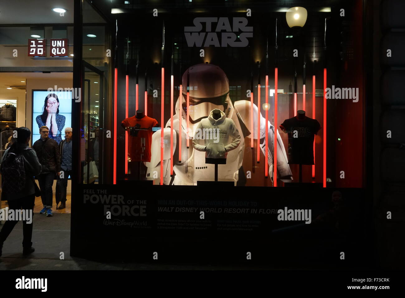 London, England, UK, 24th Nov 2015 : Hundreds of people queue outside ...