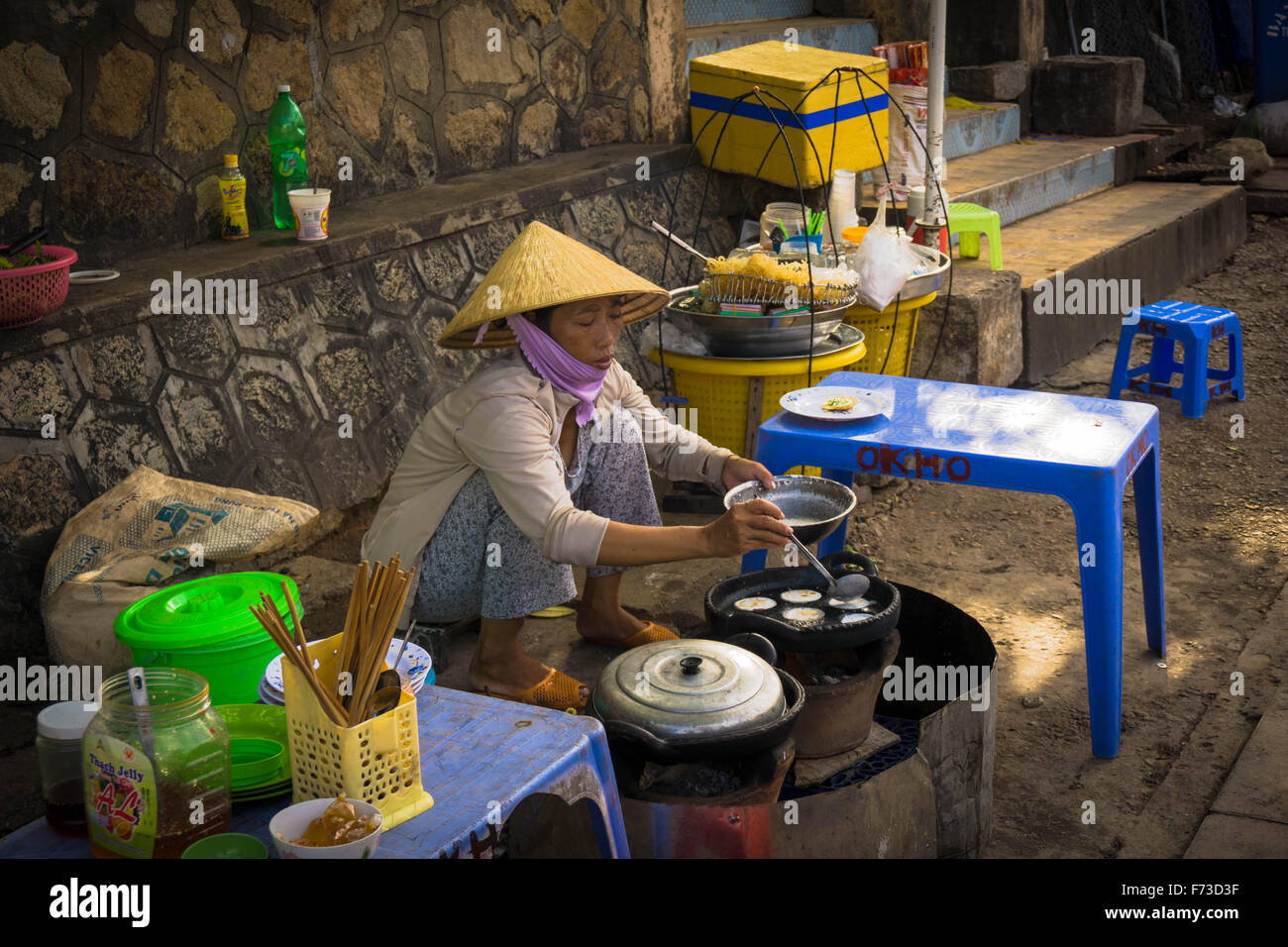 Mekong Delta, Vietnam: Woman cooking street food Stock Photo - Alamy