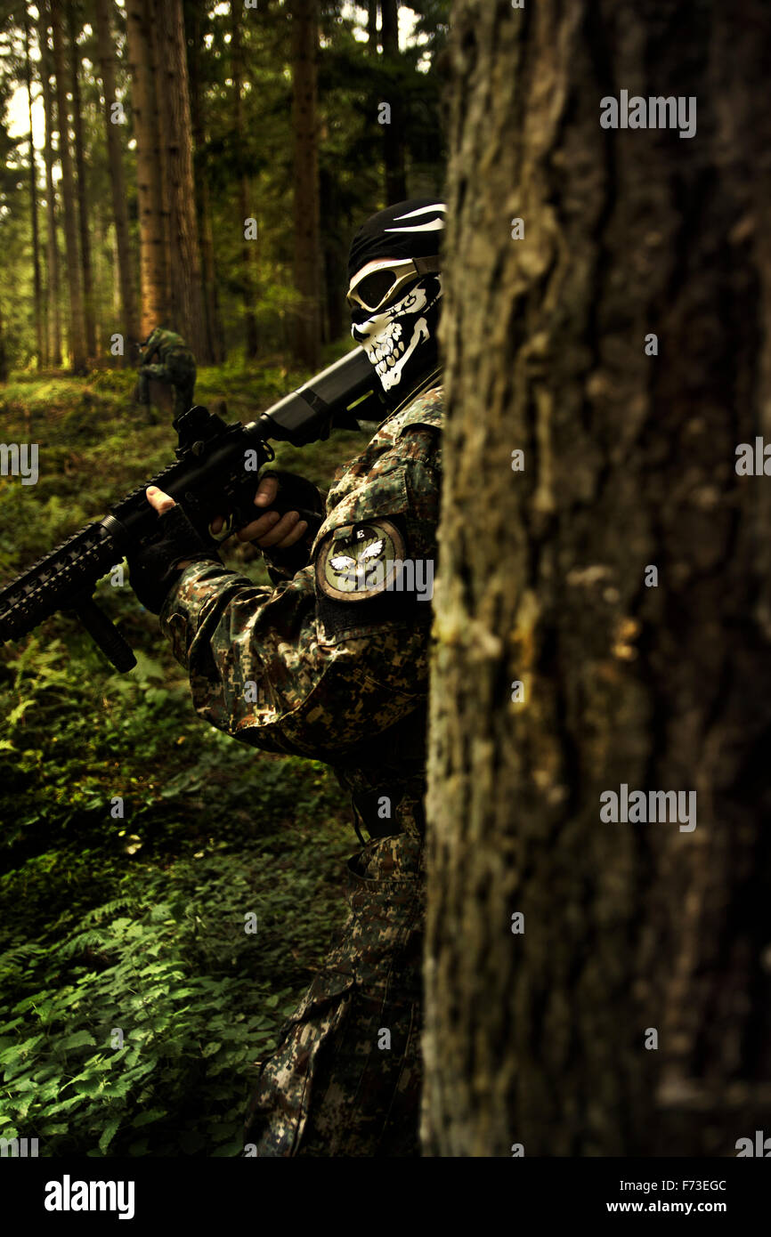 Army soldier holding rifle standing hi-res stock photography and images ...