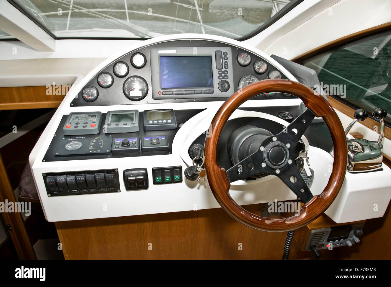 Steering helm of a Motor Cruiser Stock Photo - Alamy