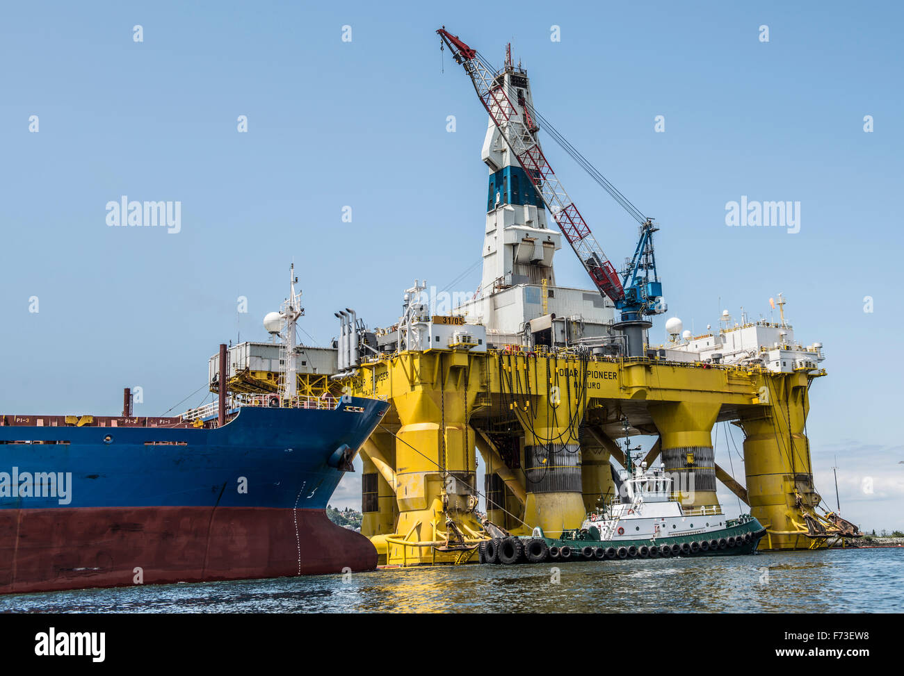 Arctic oil rig hi-res stock photography and images - Alamy