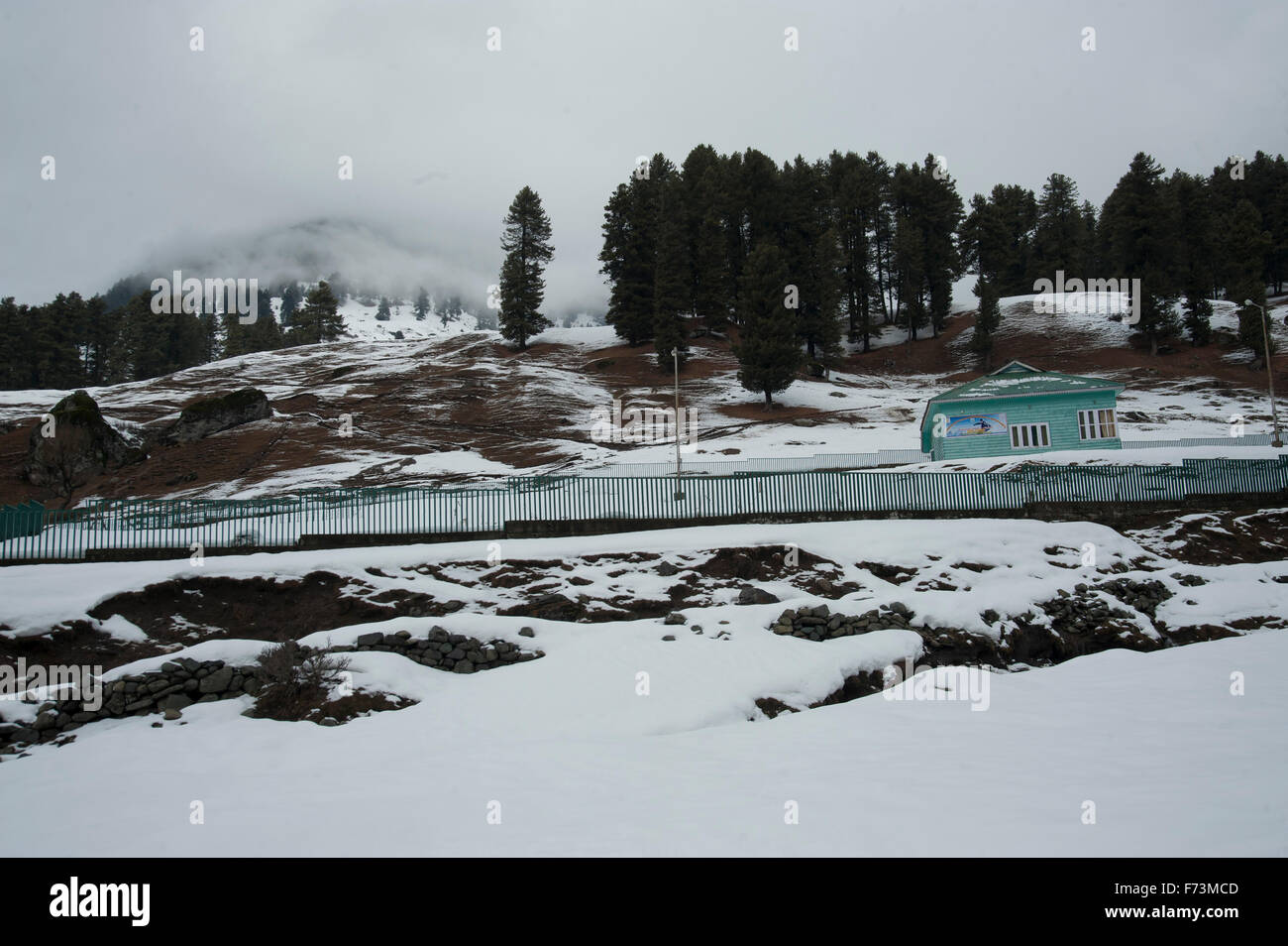 Fog snow kashmir hi-res stock photography and images - Alamy