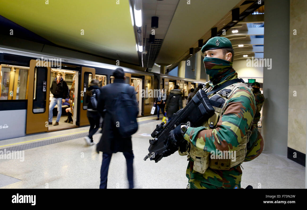 Brussels, Belgium. 25th Nov, 2015. Belgian soldiers guard at the Shuman ...