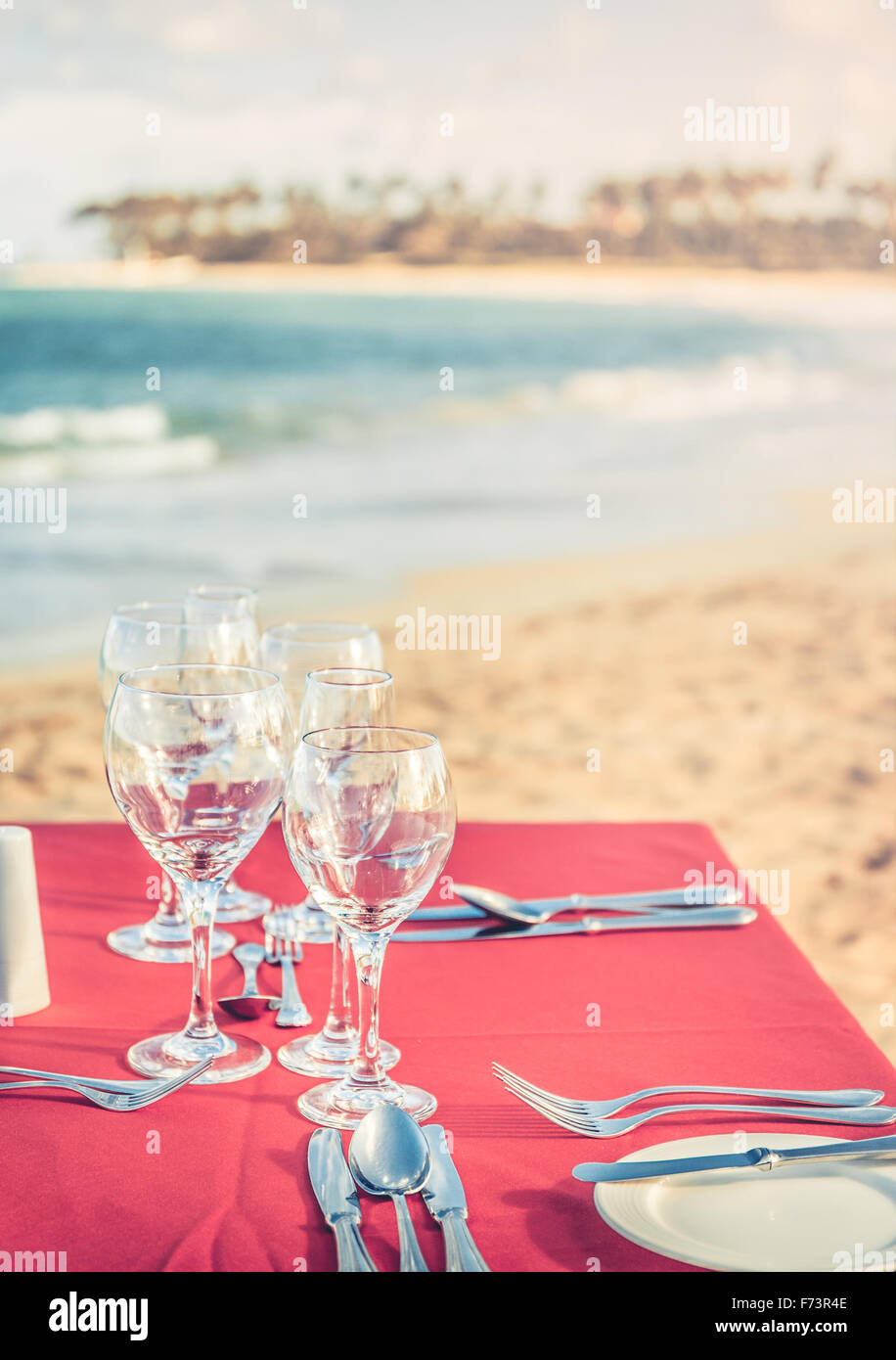 Empty party table hi-res stock photography and images - Alamy