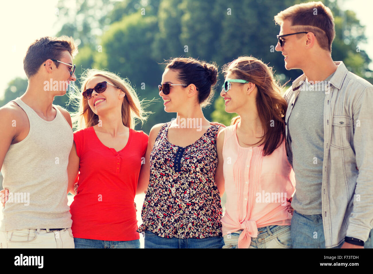 group of smiling friends in city Stock Photo - Alamy