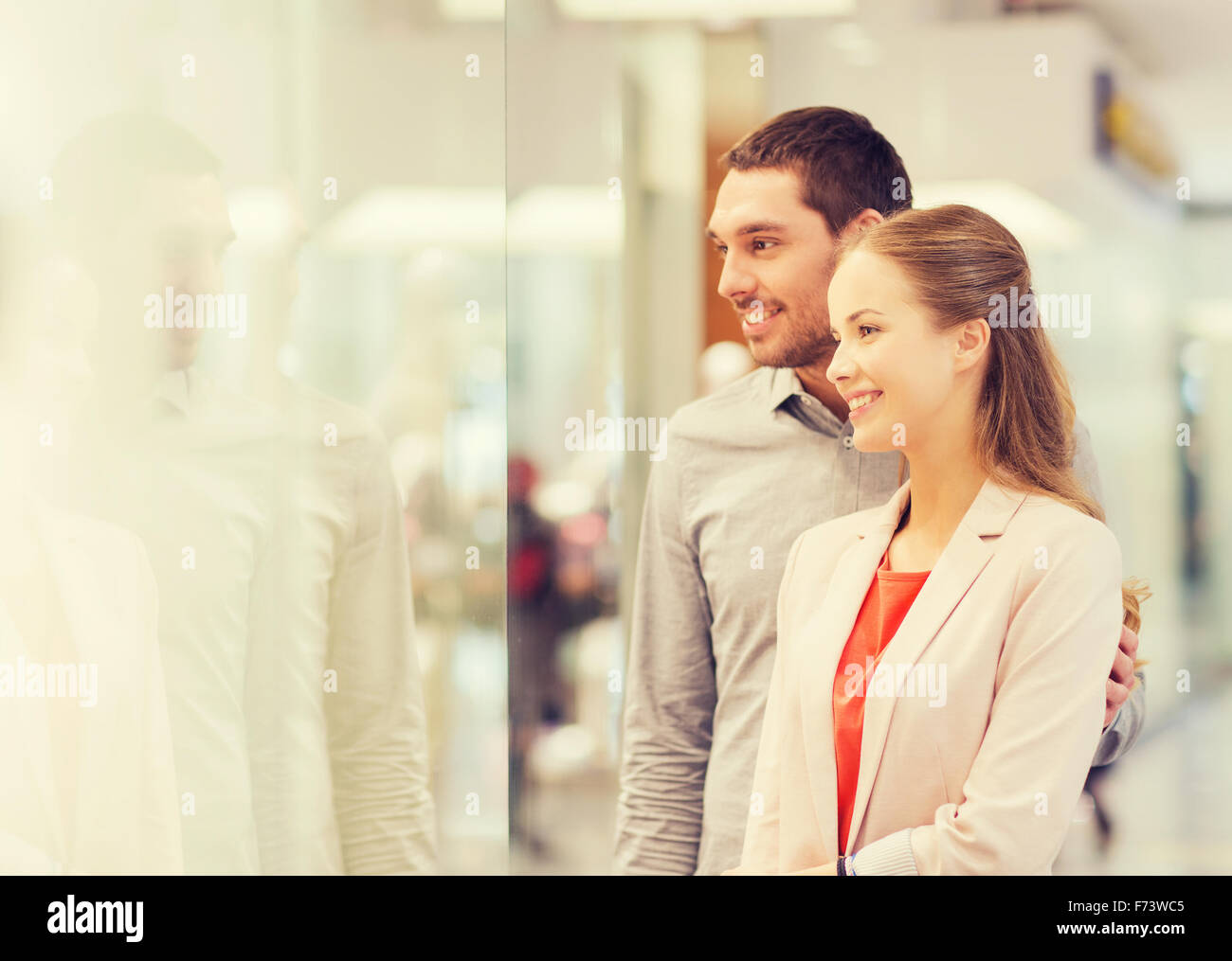 Customers looking in window hi-res stock photography and images - Alamy