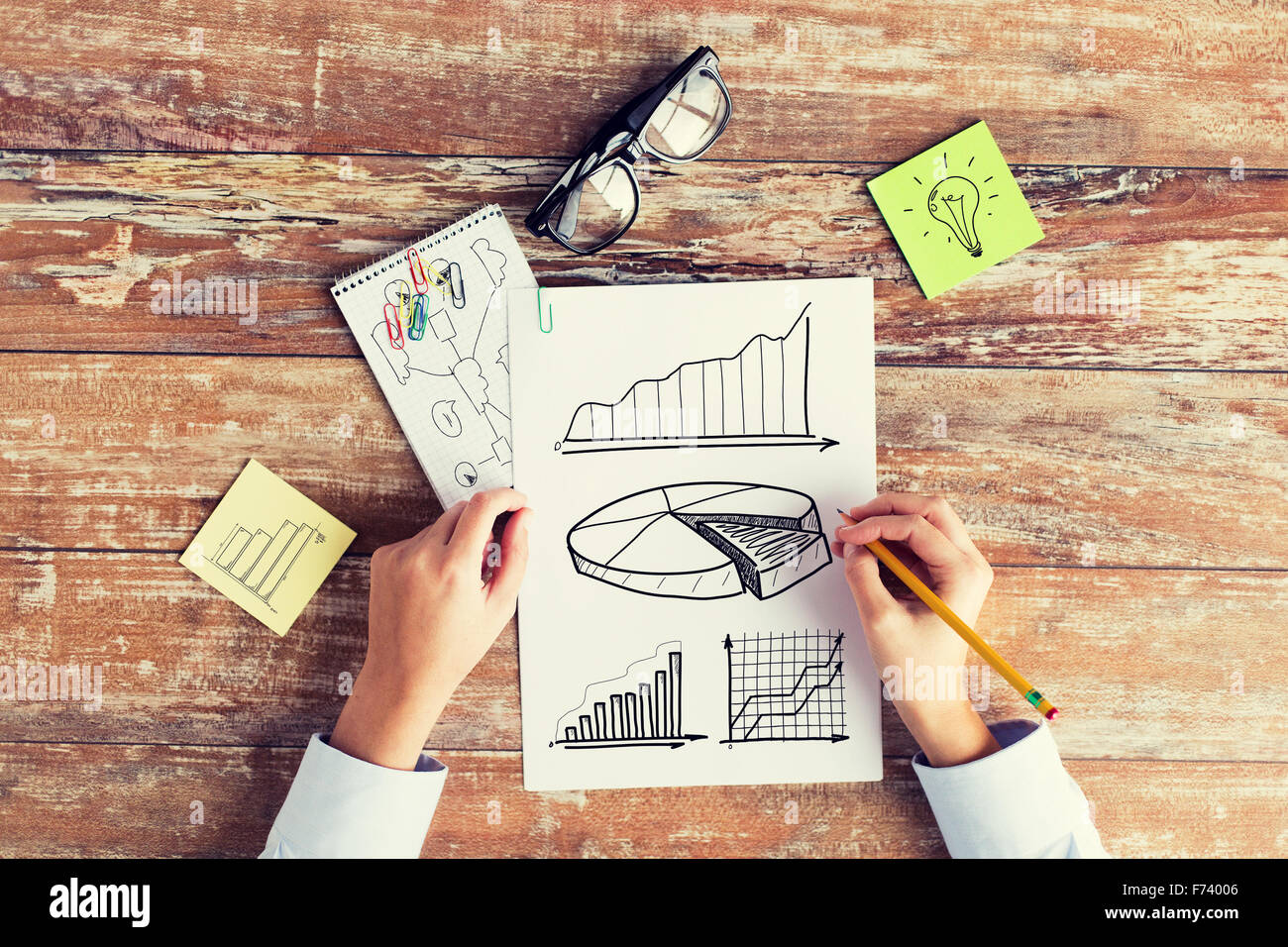 Graphs charts drawing hi-res stock photography and images - Alamy