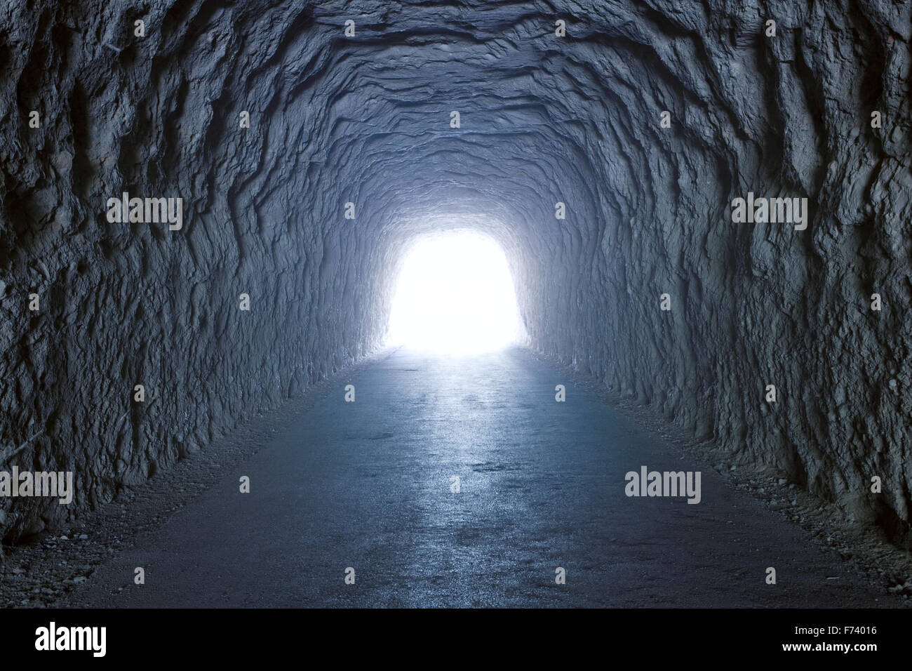 Dark square tunnel hi-res stock photography and images - Alamy