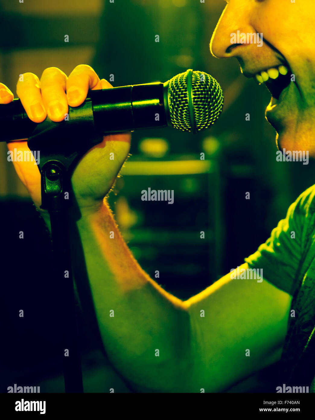 Stage entertainment singer hi-res stock photography and images - Alamy