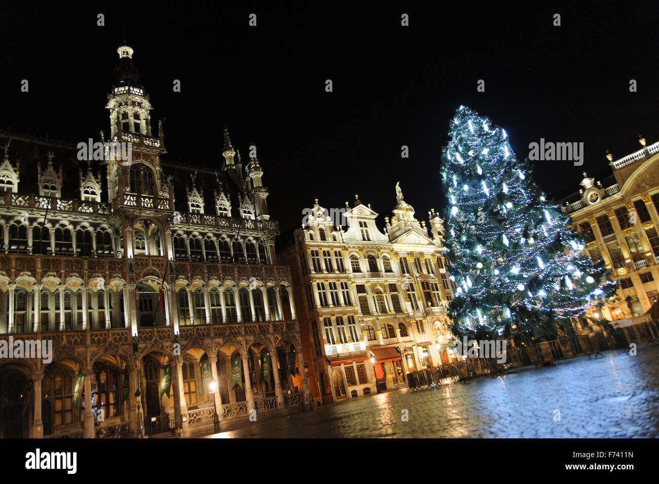 View of the Christmas Tree in Brussels's Grand Place Stock Photo - Alamy