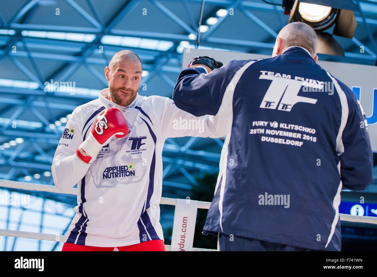 Duesseldorf, Germany. 25th Nov, 2015. British challenger Tyson Fury (L ...