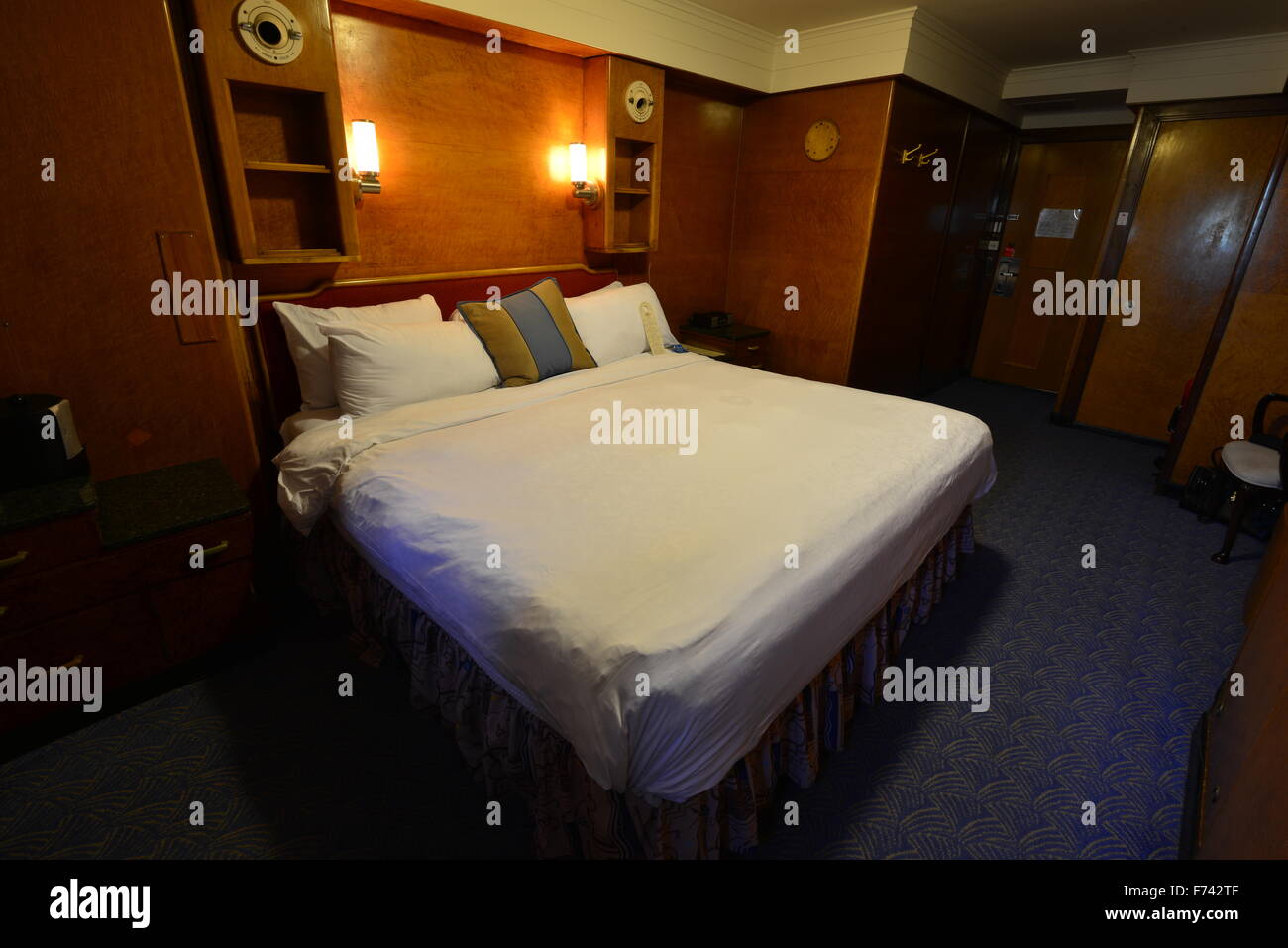 A luxury state room on the RMS Queen Mary Stock Photo - Alamy