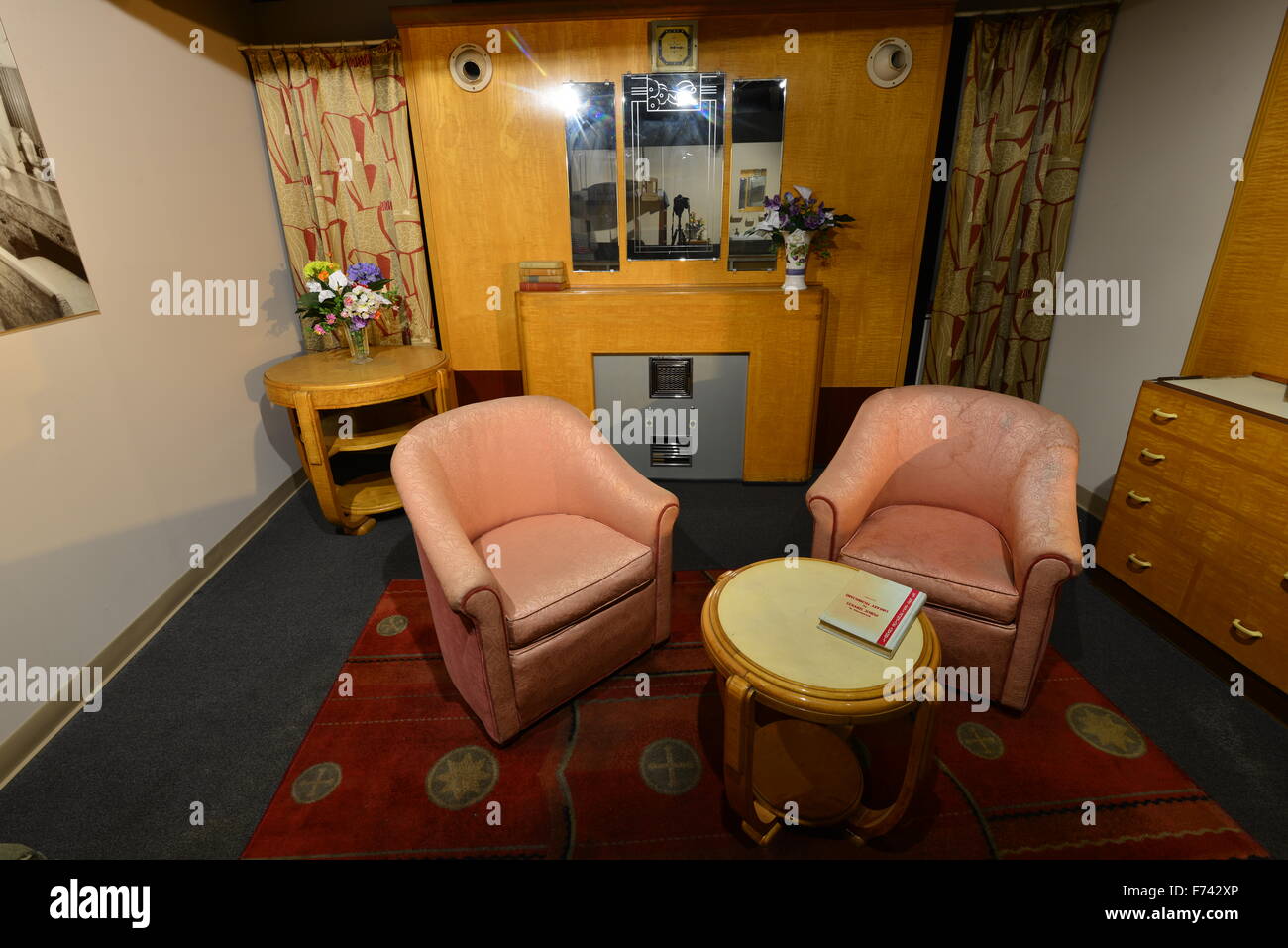 Rms queen mary interior hi-res stock photography and images - Alamy