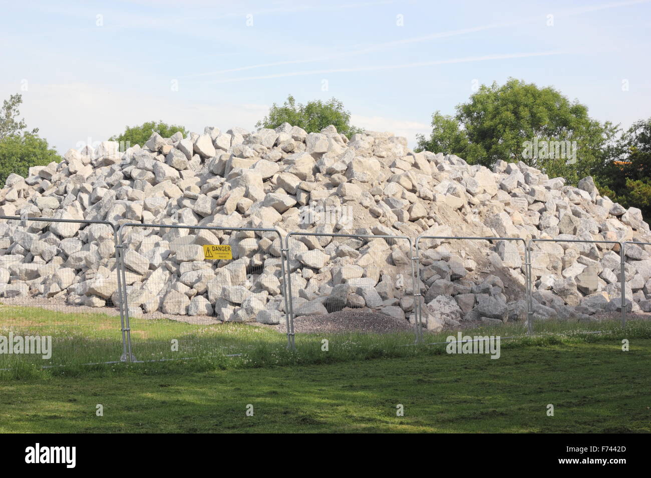 Rocks safety fence hi-res stock photography and images - Alamy