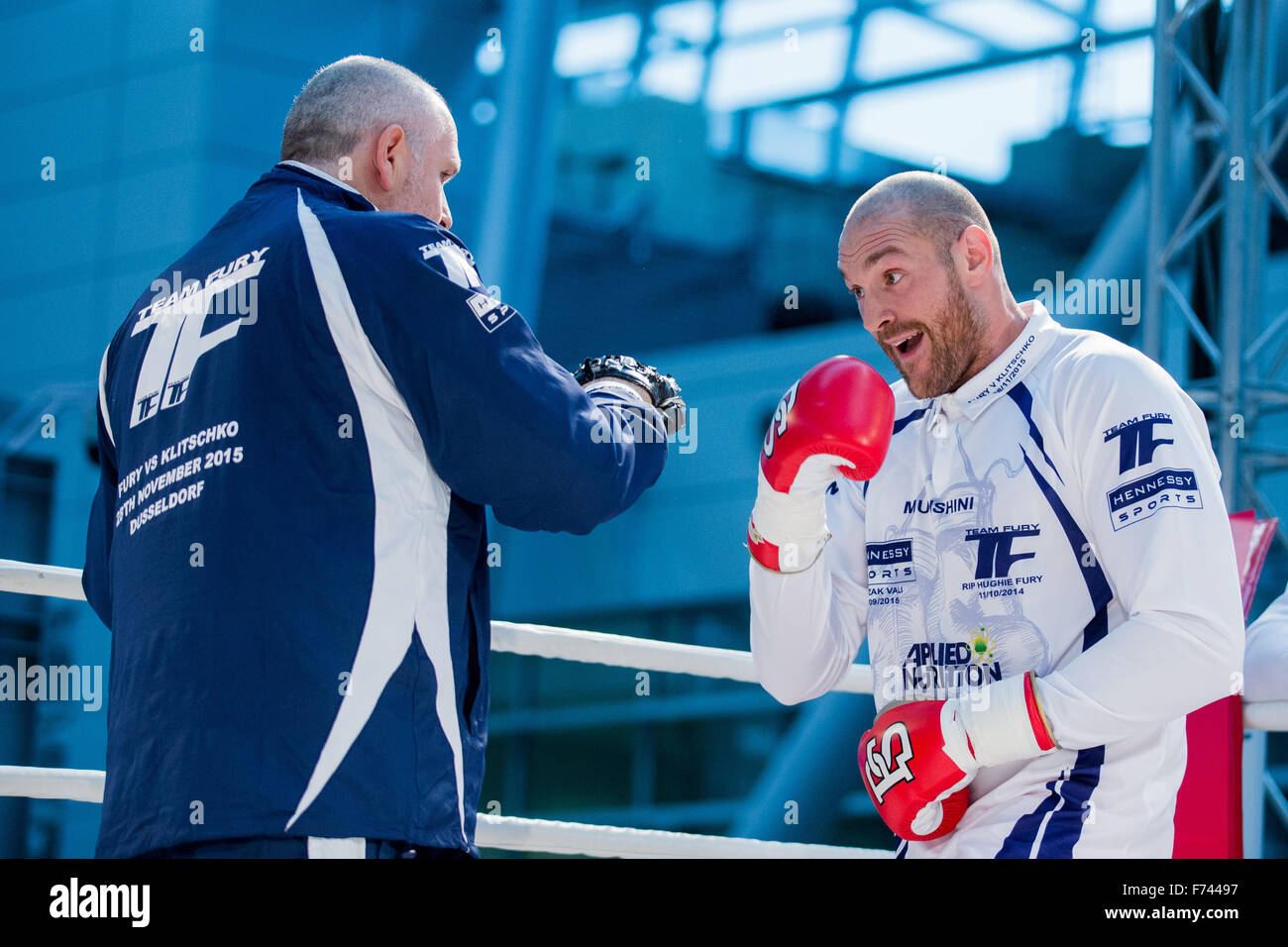 Duesseldorf, Germany. 25th Nov, 2015. British challenger Tyson Fury (R ...