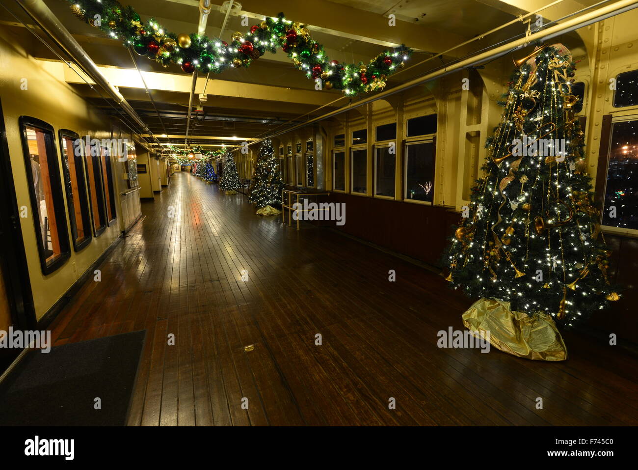 Rms queen mary interior hi-res stock photography and images - Alamy