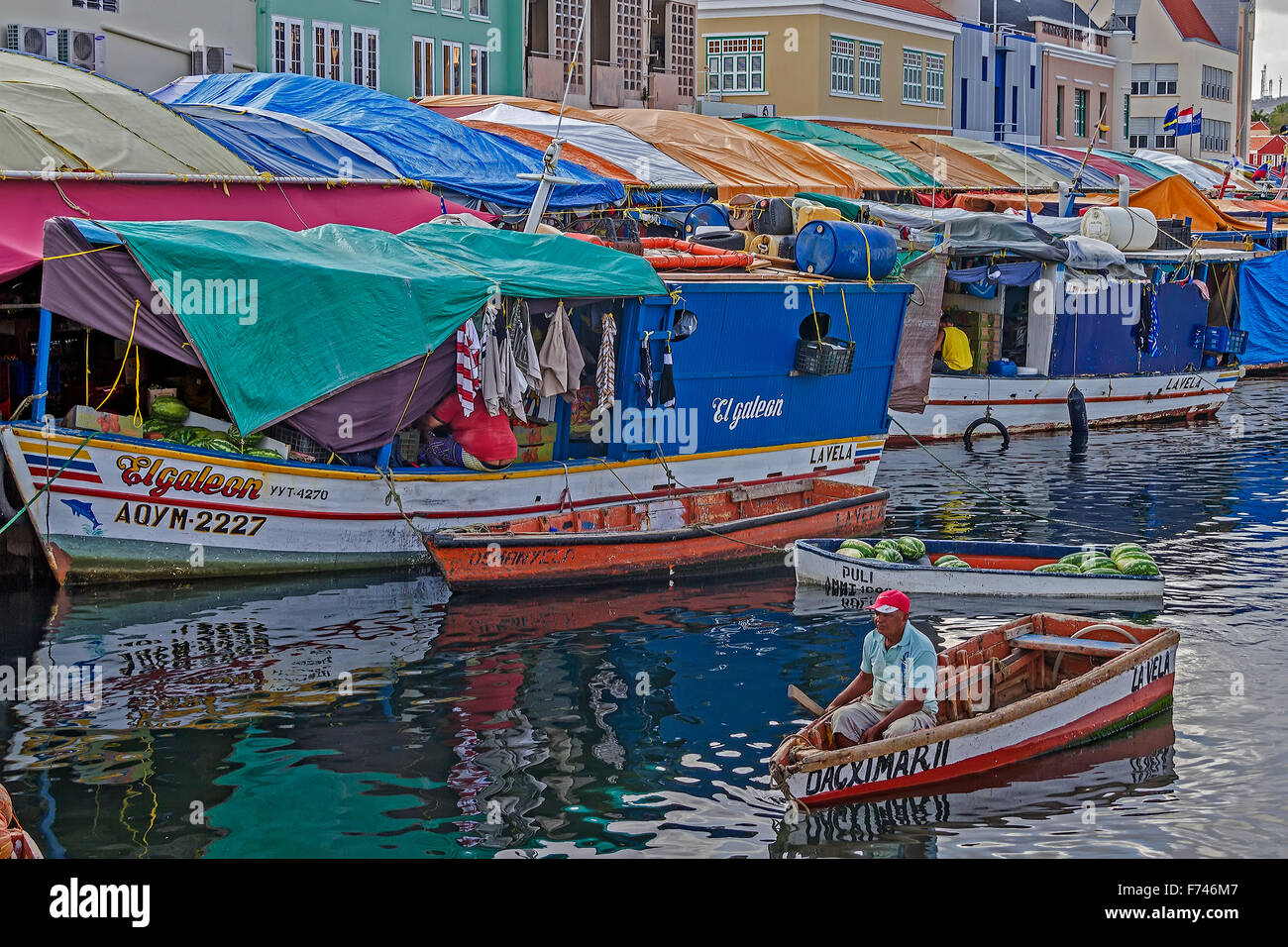 Boat Passing Floating Market Willemstad Curacao Stock Photo - Alamy