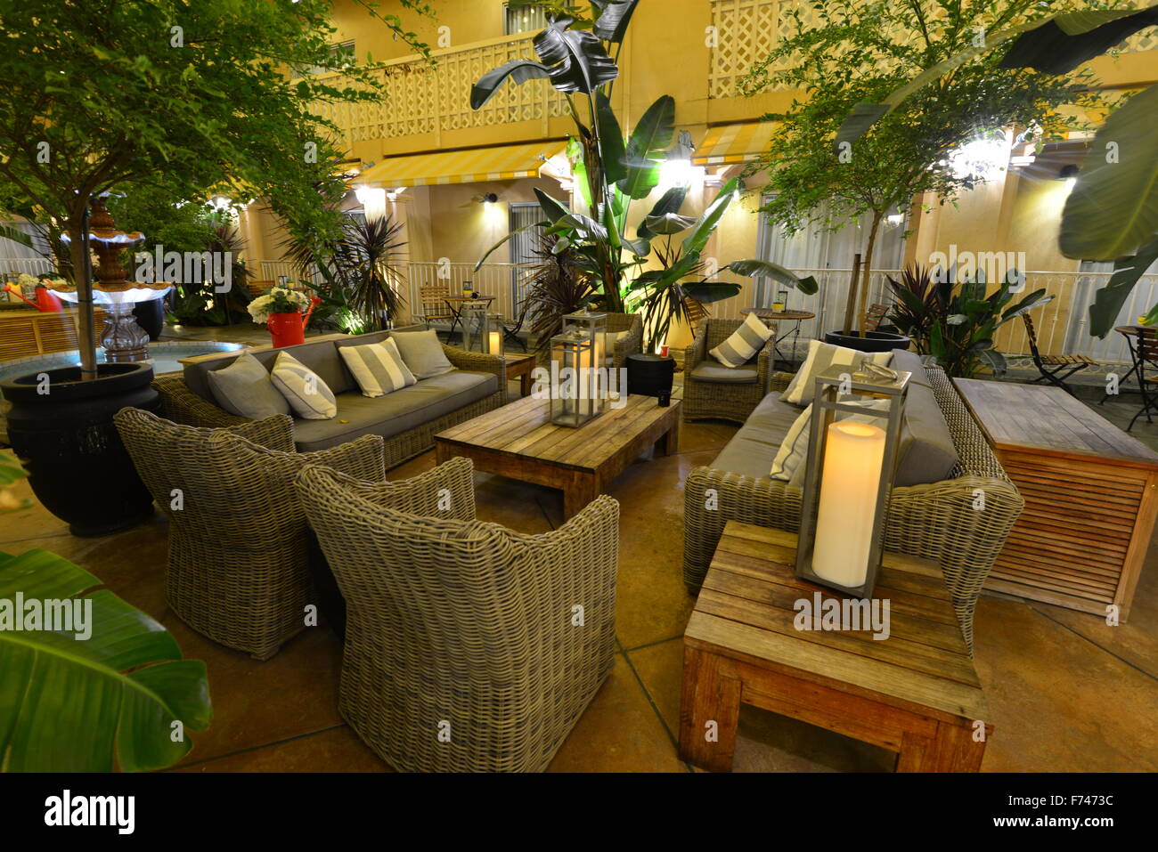 Glass atrium plants hi-res stock photography and images - Alamy