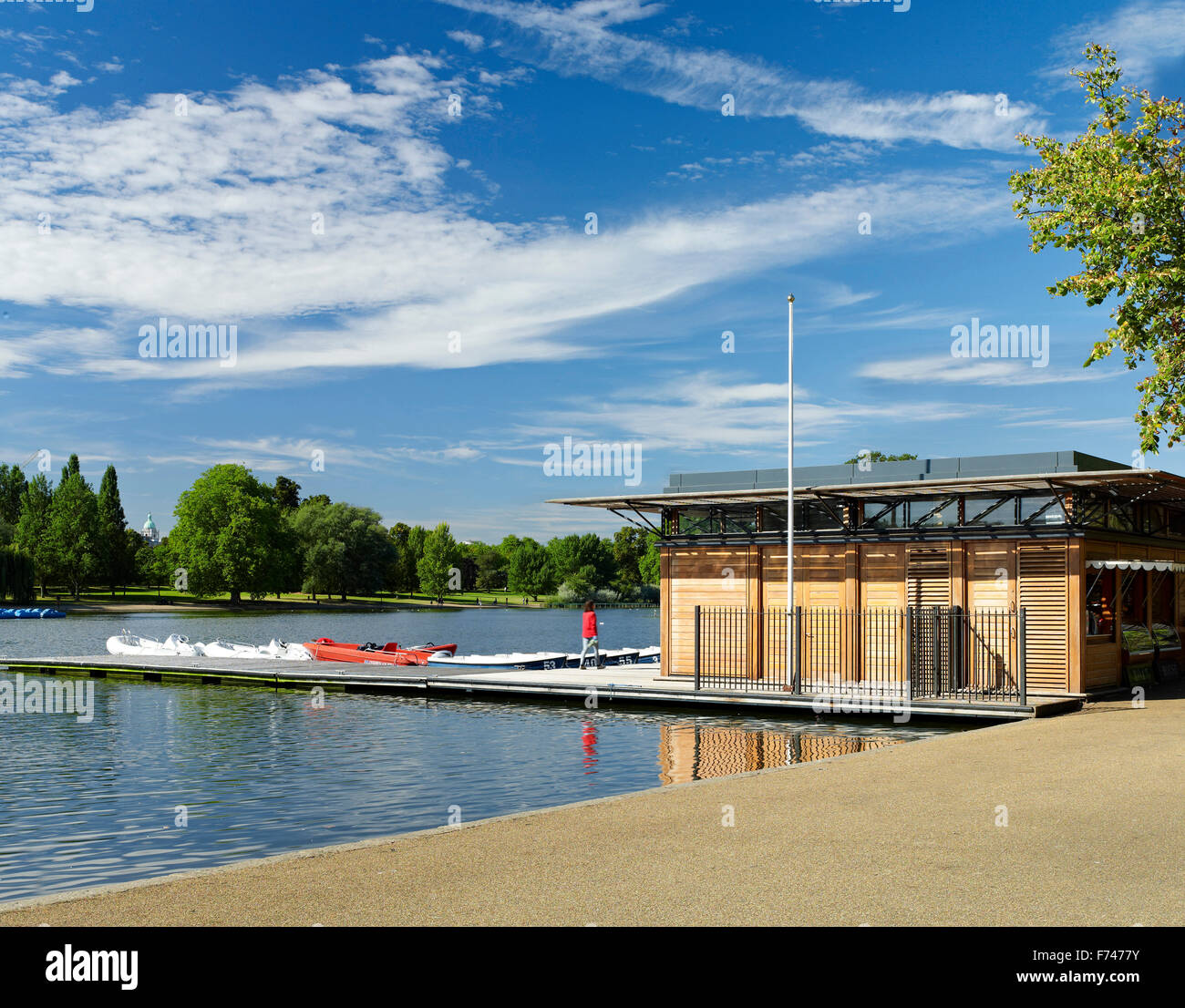 Serpentine hyde park pedalo hi-res stock photography and images - Alamy