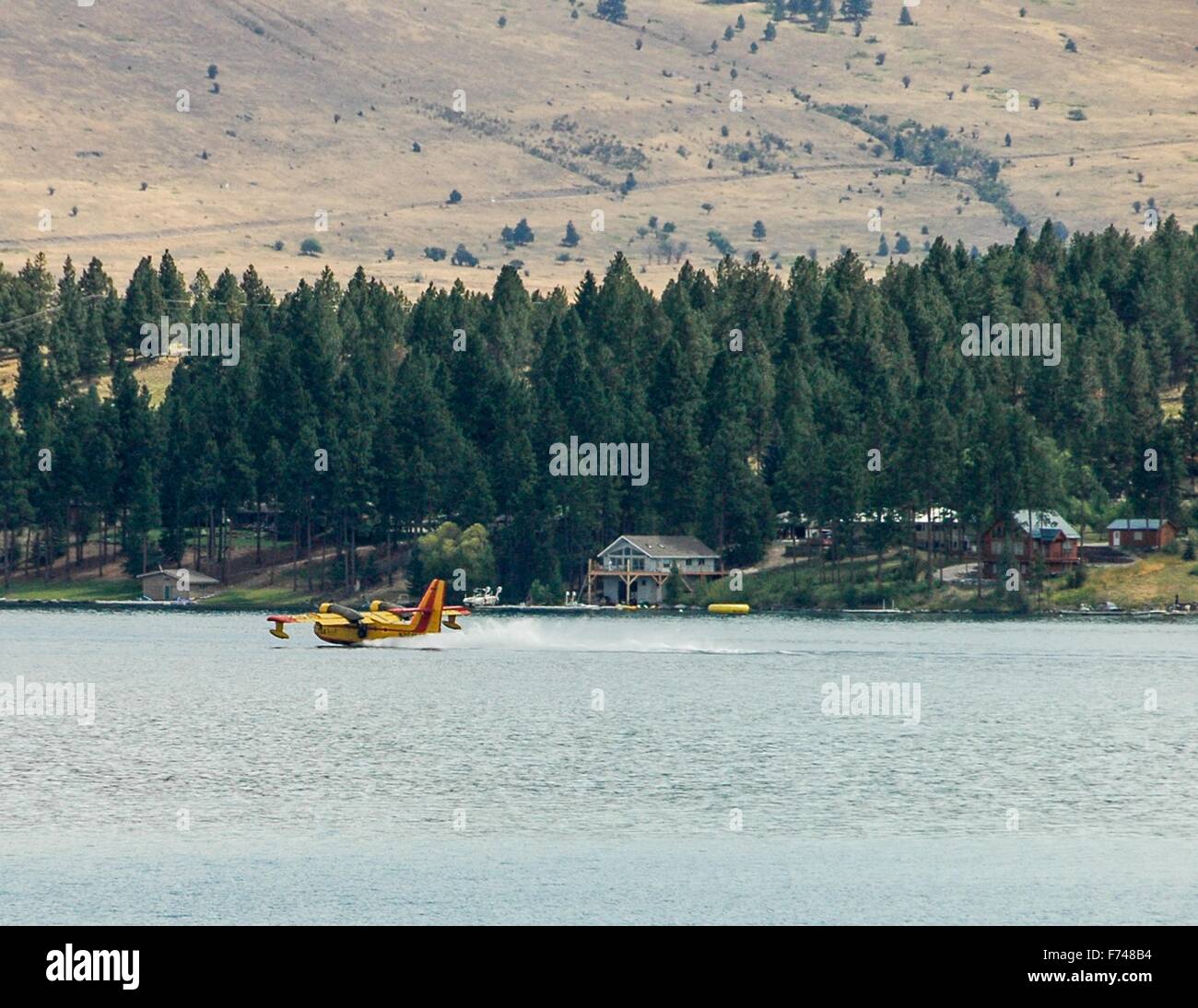 Flying aerial water bomber airplane hi-res stock photography and images ...