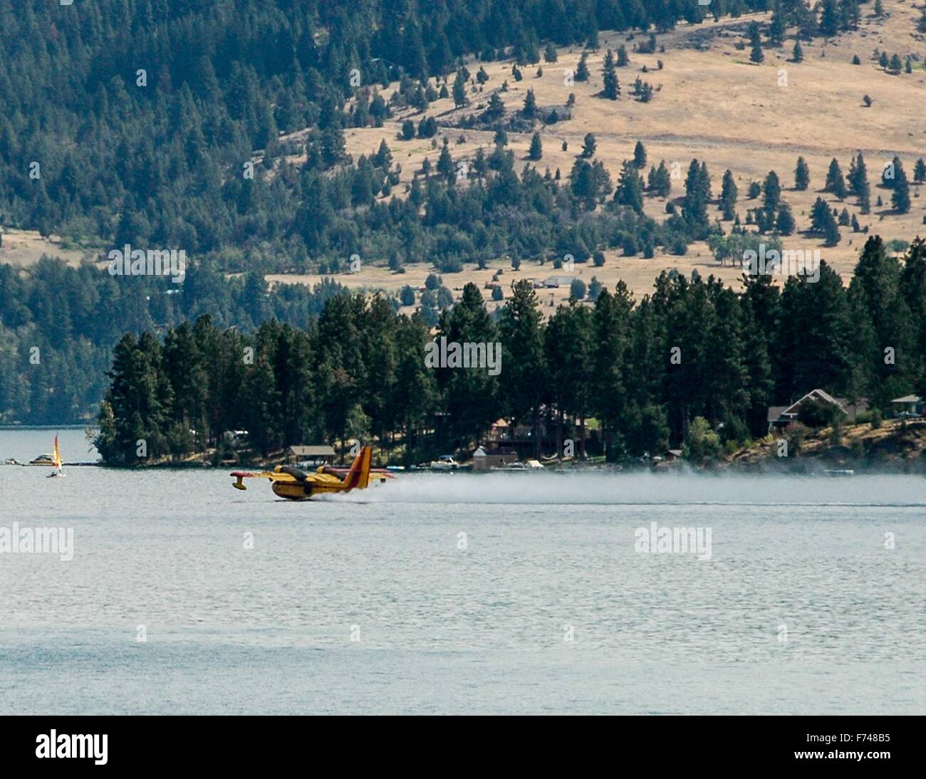 Flying aerial water bomber airplane hi-res stock photography and images ...